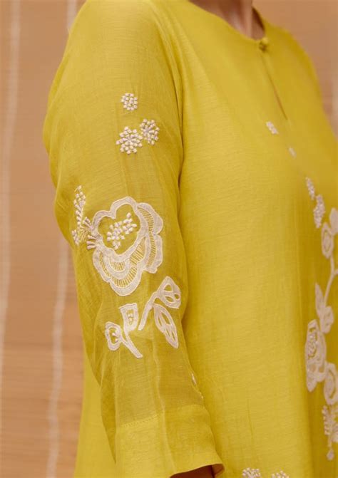 Pin By Arif Khan On Wilcom Blouse Casual Fashion Embroidered Clothes Embroidery Designs Fashion