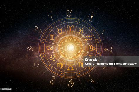 별자리 서클 내부의 조디악 표지판 많은 별과 달의 점성술과 운세 개념이있는 하늘의 점성술 점성술 기호에 대한 스톡 사진 및 기타 이미지 점성술 기호 점성술 점치는