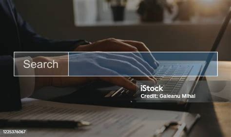 비즈니스맨은 컴퓨터 터치 화면에서 노트북 키보드와 검색 페이지를 탭합니다 Seo 개념 검색 공간을 복사합니다 에 대한 스톡 사진 및 기타 이미지 Istock