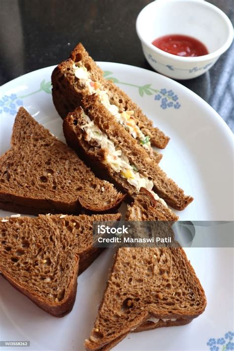건강한 치킨 마요네즈 샌드위치는 토마토 케첩과 함께 제공됩니다 수제 멀티 그레인 갈색 빵 공간을 복사합니다 0명에 대한 스톡 사진 및 기타 이미지 Istock