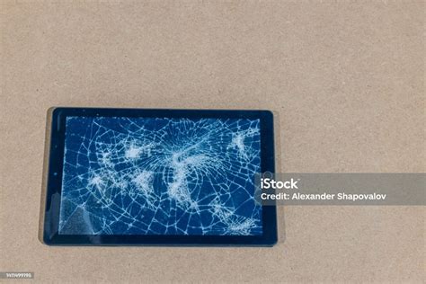 회색 배경에 고립 된 손상된 화면이있는 전자 태블릿의 클로즈업보기 깨짐에 대한 스톡 사진 및 기타 이미지 깨짐 만짐 무선 기술 Istock