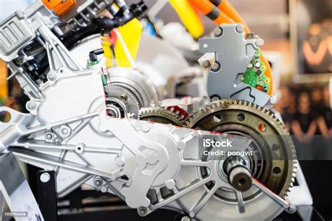 엔진 스프로킷 및 제어를위한 전자 회로 기판 자동차 기어박스의 단면 정비사는 차고에서 작동합니다 얕은 초점 효과 강철에 대한 스톡 사진 및 기타 이미지 Istock