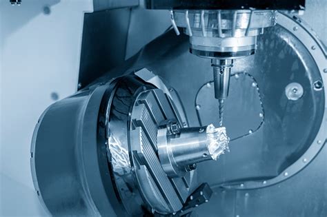단단한 볼 엔드밀 공구가 있는 자동차 부품용 터보차저 블레이드를 절단하는 5축 Cnc 밀링 머신 산업에 대한 스톡 사진 및 기타
