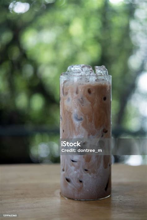 크림이 쏟아진 키가 큰 유리에 얼음 모카 커피가 쏟아져 나와 얼음 조각은 나무 테이블에 놓입니다 추운 여름 음료 0명에 대한 스톡 사진 및 기타 이미지 Istock