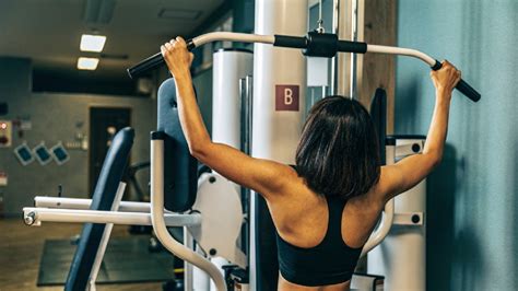 Lat Pulldowns 5 Benefits And How To Do It Healthshots