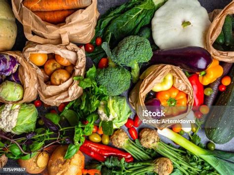 바이오 푸드를 가까이에서 먹을 수 있습니다 정원 생산 및 수확 야채 신선한 농장 야채 제로 폐기물과 종이 봉투 상단보기에서