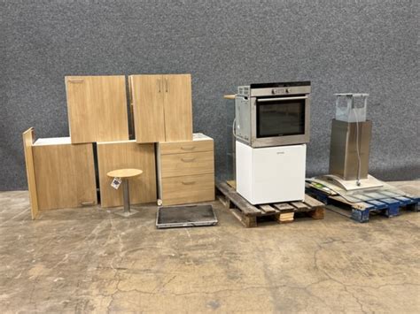 Disassembled Kitchen With Appliances Ps Auction We Value The Future Largest In Net Auctions