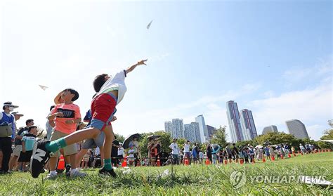 푸른 하늘에 던지는 종이비행기 연합뉴스
