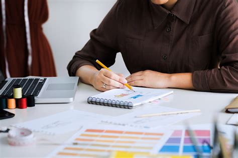 스튜디오에서 프로젝트에 노력 하는 젊은 크리에이 티브 패션 디자이너 고급 의상에 대한 스톡 사진 및 기타 이미지 고급 의상 공예 공예 제품 Istock