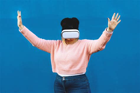 메타버스 Vr의 매력적인 여성 파란색 배경에 360 가상 현실 고글을 착용 한 소녀 25 29세에 대한 스톡 사진 및 기타 이미지 25 29세 360도 촬영 가득 찬