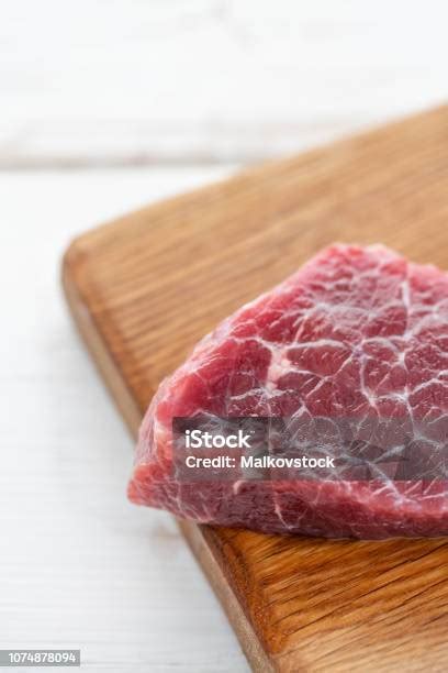 부엌에 있는 아침 원시 고기입니다 나무 절단 보드에는 원시 신선한 쇠고기 스테이크 흰색 나무 배경 평면도 복사 공간 일광 건강한 생활방식에 대한 스톡 사진 및 기타 이미지