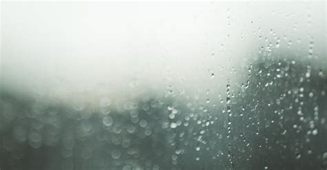 관념적인 방울 배경 보케 비 수직 쐈어 유리 작은 물방울 젖은 창문 흐릿한에 관한 무료 스톡 사진