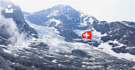 산 꼭대기에 휘날리는 스위스 국기 사진 Unsplash의 무료 융프라우요흐 이미지