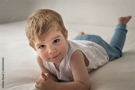 Foto De Ni O Rubio Sonriendo A La C Mara Y Jugando En La Cama Do Stock Adobe Stock