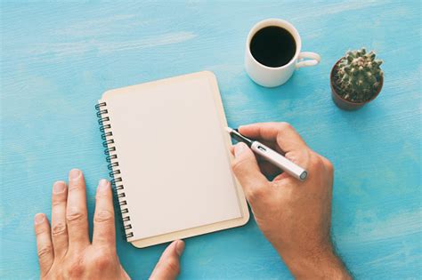 파란색 사무실 책상 위에 빈 페이지와 기타 사무용품이 있는 노트북을 엽니다 맨 위 보기 개념에 대한 스톡 사진 및 기타 이미지 개념 디자인 전문가 마감일 Istock