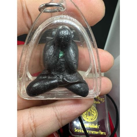 พระปิดตาหลวงพ่อครน วัดอุตตมาราม บางแซะ มาเลเซีย พิมพ์เข่ากว้าง เนื้องผงคลุกรัก ปี2480 รับประกัน