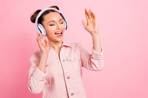 그녀의 클로즈업 초상화 그녀의 멋진 찾고 매력적인 쾌활한 쾌활한 꿈꾸는 소녀는 핑크 파스텔 배경을 통해 고립 된 새로운 트랙