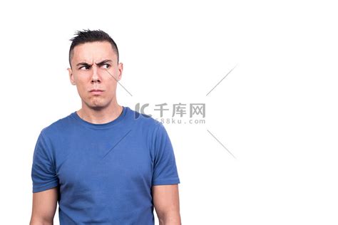 男人用不信任的表情看向一侧高清摄影大图 千库网