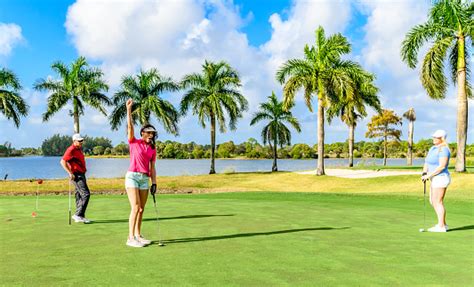 트리오는 아름다운 경치 녹색에 골프를 재생 남자와 두 여자 스포티 3 명에 대한 스톡 사진 및 기타 이미지 3 명 Friendly Match Golf