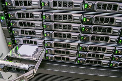 많은 디스크 드라이브가 데이터 센터의 컴퓨터 장비에 있습니다 현대 컴퓨터 하드웨어의 모듈 형 수리 강력한 웹 서버에서 하드 드라이브를 교체합니다 데이터 센터에 대한 스톡