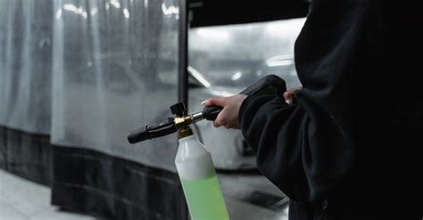 실내 거품총 고압 세척기 교통 까만 재킷 녹색 액체 도구 병 보수 보호 복 비누 사람 산업의 서비스