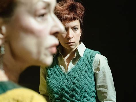 Sin Majka I Otac Sjede Za Stolom I Dugo Ute Zkm