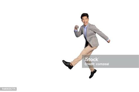 젊은 아시아 사업가가 공중에 뛰어들고 흰색 배경에 격리된 신용 카드를 보여주고 전체 길이 구성 고객에 대한 스톡 사진 및 기타 이미지 Istock