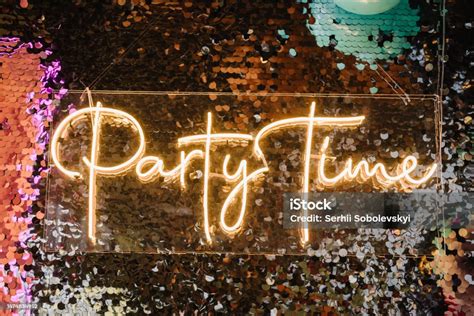 반짝이는 장식이 있는 은색 사진 부스와 텍스트 파티 시간이 있는 Led 스트립 반짝이는 스팽글이있는 영역 결혼식을 위한 반짝이는 축제 벽 생일 축하를위한 장소 2024년