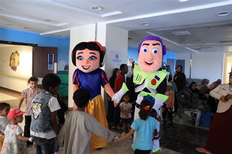 عرائس ديزني ترسم البهجة على وجوه الأطفال محاربي السرطان صور بوابة
