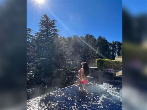 हिमाचल की ठंड में बिकनी पहने दिखी साउथ एक्ट्रेस सर्दी में कराया गर्मी