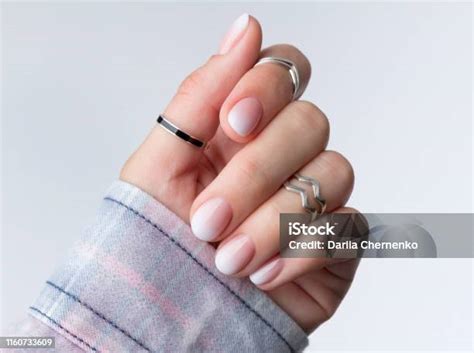 밝은 회색 배경에 Ombre 그라데이션 네일 디자인과 아름다운 여성의 손 매니큐어 미용술에 대한 스톡 사진 및 기타 이미지