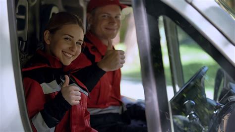 엄지 손가락을 보여주는 구급차 승무원 근무 전문가는 응급 처치를 제공 구급차에 대한 스톡 사진 및 기타 이미지 구급차 성공 행복 Istock