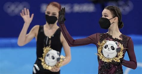 Олімпіада 2022 російські фігуристки не змогли зробити фото з прапором відео конфузу — Проспорт