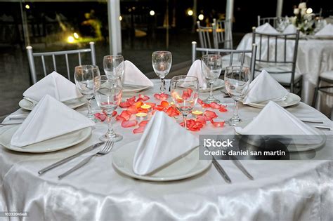 칼 접시와 안경 모란 부케 장식 장식 설정 테이블 장미 꽃잎과 촛불 레스토랑 또는 호텔의 베란다 또는 발코니에 낭만적인 결혼식을 저녁 식사에 대 한 0명에 대한 스톡 사진