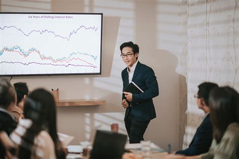 Tv 스크린 프리젠 테이션과 회의실에서 발표 아시아 중국 사업가 회의실에 대한 스톡 사진 및 기타 이미지 회의실 보여주기 사무실 Istock