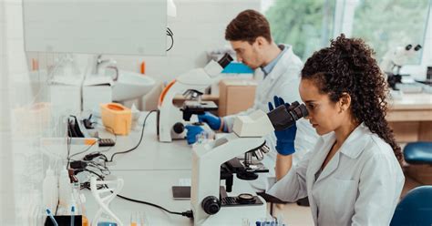 우리의 직장 현미경 앞에 앉아 있는 지능형 전문 생물학자들이 작업에 참여한다 사진 Unsplash의 과학적 연구 이미지