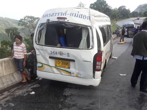 Dvb မဲဆောက်တွင် ခရီးတင်ကား ၁ စီး ကွန်ကရစ်တုံးကိုတိုက်မိ၊ လူ ၄ ဦးဒဏ်ရာပြင်းထန်