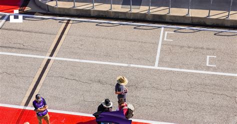 보라색 자동차 주위에 서 있는 한 무리의 사람들 사진 Unsplash의 무료 존다 이미지