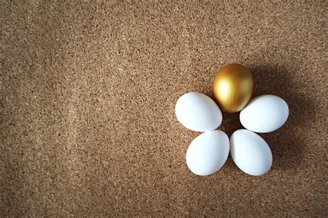 황금과 흰색 계란은 꽃의 형태로 테이블에 누워있다 행복 한 부활절 개념 상단 보기 복사 공간 0명에 대한 스톡 사진 및 기타 이미지 Istock
