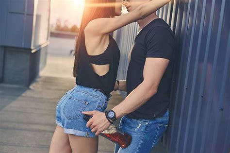 Quiz How To Read Women And Find Out If She Is Into You