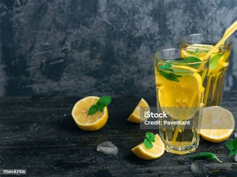 전통적인 아이스 레몬 민트 아이스 티 어두운 콘크리트 테이블 카피 공간에 두 개의 유리 잔에 모히토 0명에 대한 스톡 사진 및