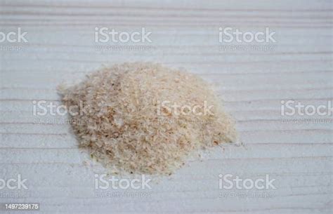 Isabgol 껍질 또는 차전자피 껍질은 복사 공간이 있는 흰색 나무 배경에 격리되어 있습니다 0명에 대한 스톡 사진 및 기타