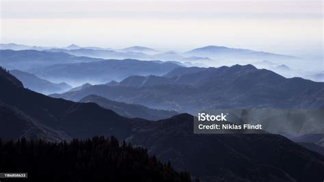 캘리포니아 요세미티 국립공원에서 내려다보이는 안개 낀 산 내리막 길 낮은 채도 0명에 대한 스톡 사진 및 기타 이미지 0명 경관 경외감 Istock