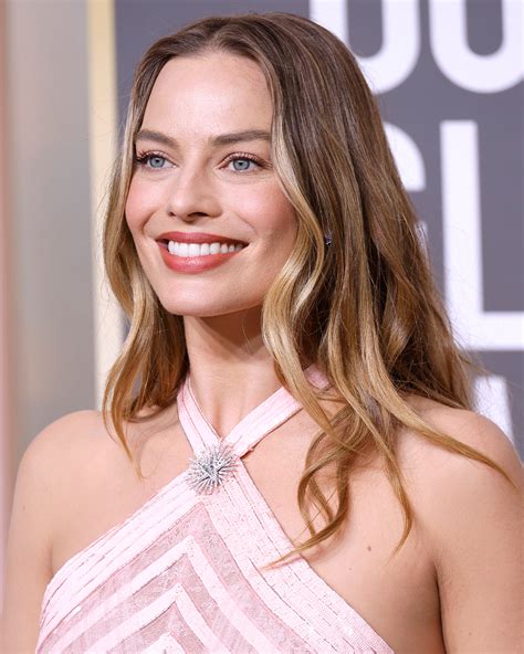 margot-robbie-golden-globes-2023 - Grazia