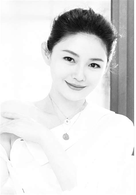 不敢相信～ 在上海ㄧ早就ㄧ堆訊息傳來 大s流感併發肺炎過世⋯⋯ ㄧ直希望這是惡作劇的假消息～ 但已被小s證實😭😭 曾經我們曾一起走過娛樂新聞