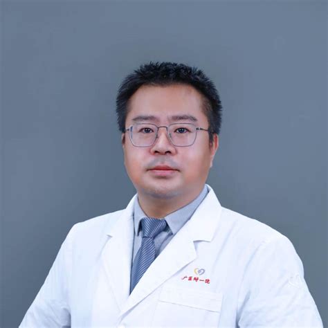 症状及患病时长：34年 就医及用药情况：没有用药 需要解答的问题：李医生 您好，我老公是在小学体检的时候发现的乙肝，到现在也没有管过，身体并无