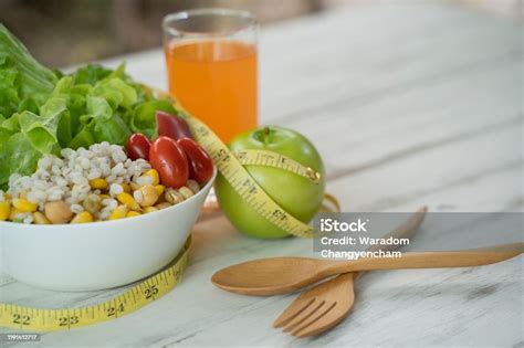 흰색 나무 테이블에 녹색 사과 샐러드와 측정 테이프의 클로즈업 다이어트 건강 한 식사 음식과 체중 감량 개념 0명에 대한 스톡