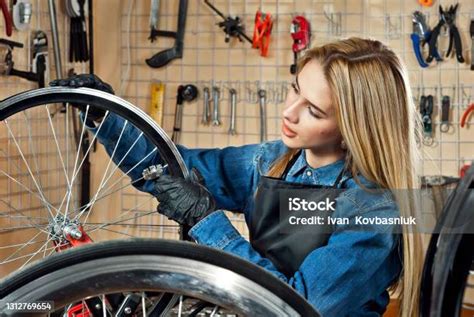 도구의 배경에 자전거 워크샵에서 여자 파란색 데님 셔츠를 입은 금발이 자전거를 수리합니다 전문 자전거 서비스의 개념 20 24세에 대한 스톡 사진 및 기타 이미지 Istock