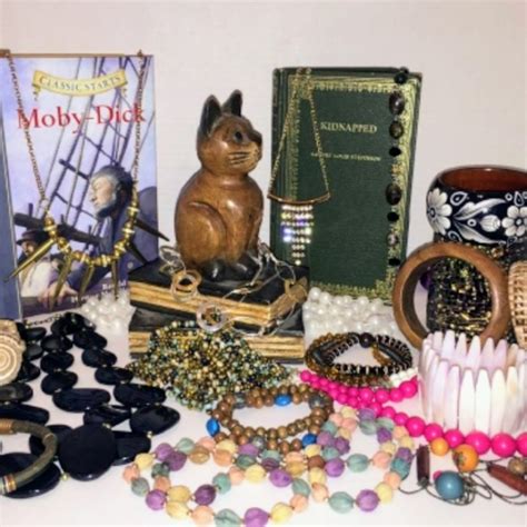 Vintage Books Moby Dick Wooden Cat Figure Jewelry Gem