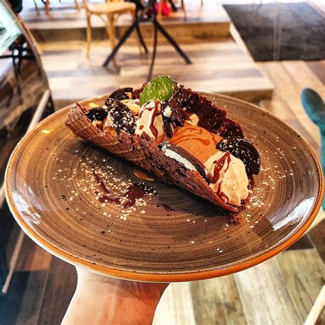 Wonderland Sofia Ето и какво да очакваш този уикенд Сандвич с шунка кашкавал сос Бешамел